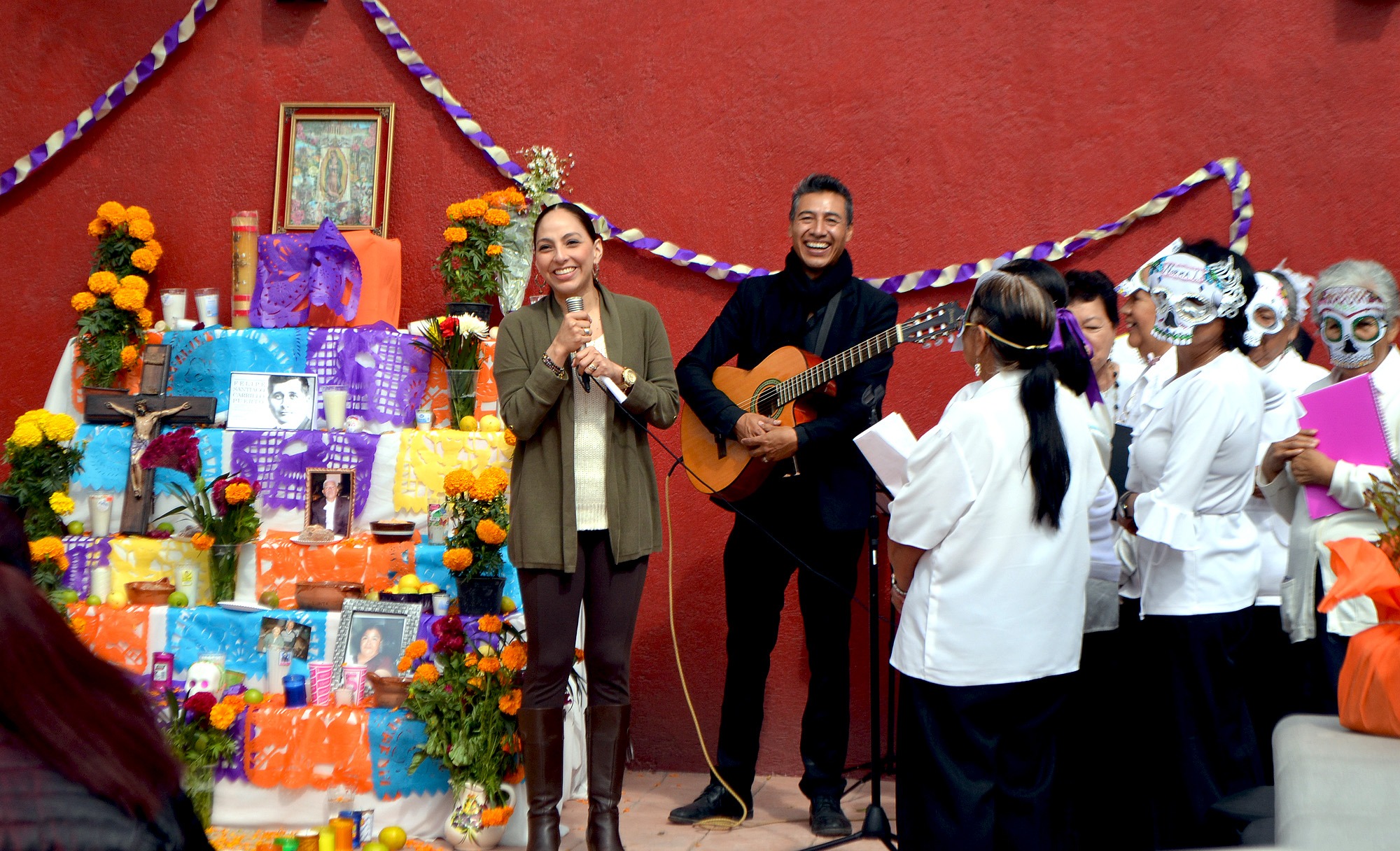 Visitó Tere García de Aguilar el Altar de Muertos de la Casona del ...