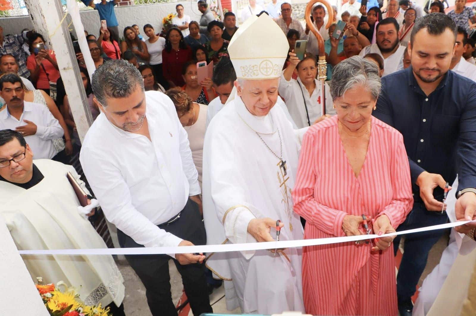 Familiares de Rabindranath Salazar cortan el listón de la iglesia de ...